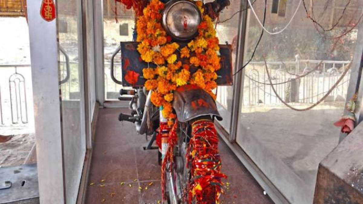 राजस्थान के इस मंदिर में किसी देवता की नहीं बल्कि बुलेट की पूजा की जाती ...