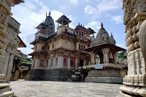 एकमात्र मंदिर जहां श्री कृष्ण के साथ है मीरा बाई की मुर्ति | meera bai ...