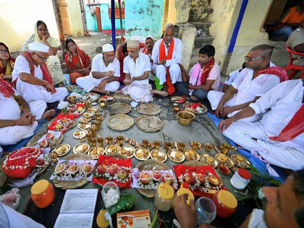 भारत की इन जगहों पर दिलाए पूर्वजों को मोक्ष, पिंडदान के लिए प्रसिद्ध है ...