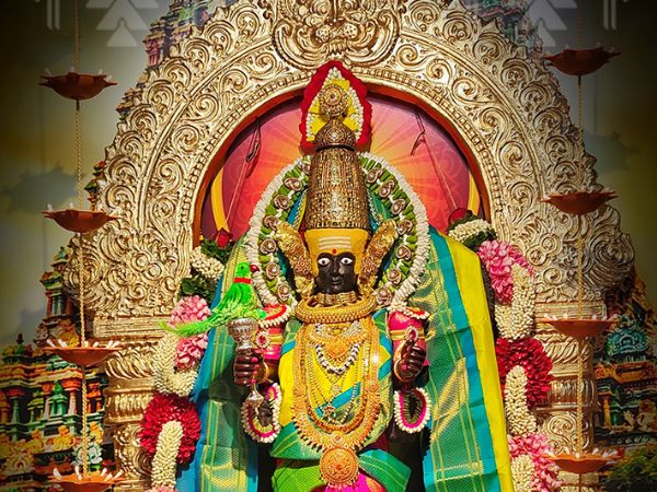 भारत का सबसे प्रसिद्ध लक्ष्मी मंदिर जहां हर भक्त की मनोकामना होती है ...