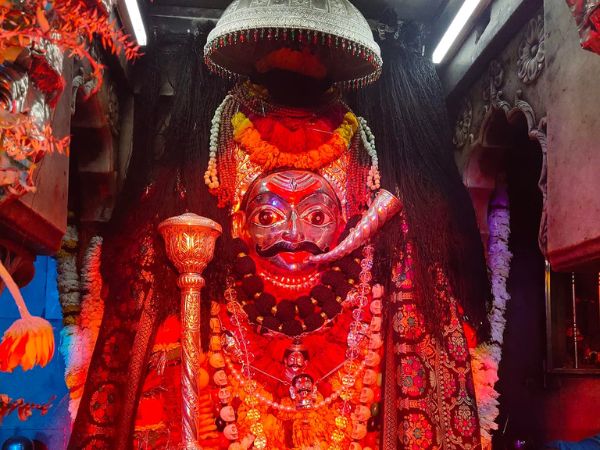 इस देवता को कहा जाता है काशी कोतवाल, यहां कोतवाली में थानेदार नहीं ...