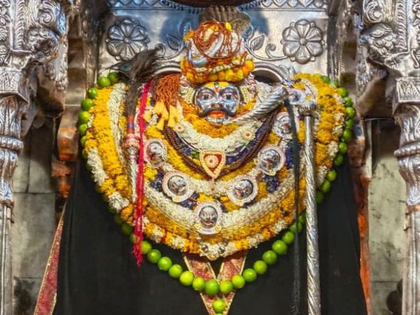 इस देवता को कहा जाता है काशी कोतवाल, यहां कोतवाली में थानेदार नहीं ...