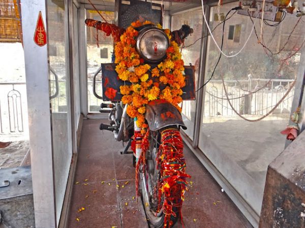 राजस्थान के इस मंदिर में किसी देवता की नहीं बल्कि बुलेट की पूजा की जाती ...