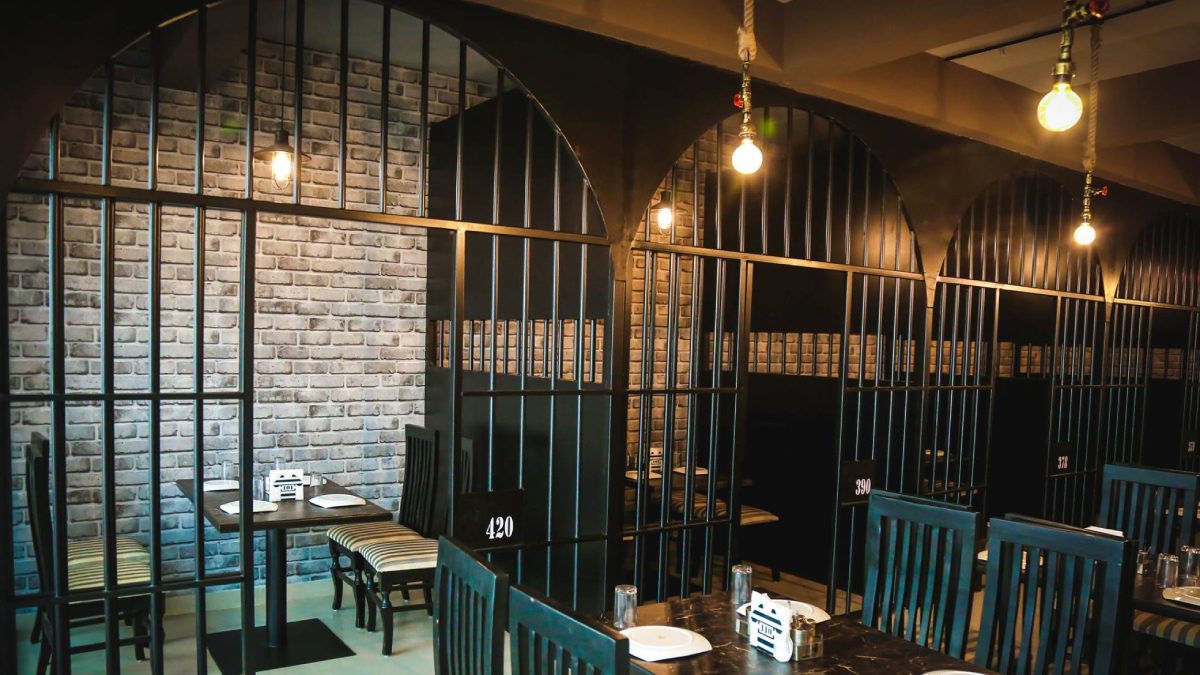 बेंगलुरु के इस रेस्तरां में 'पुलिस' लेती है ऑर्डर और खाना सर्व करते हैं ...